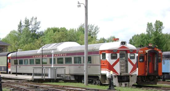 I thenphotographed a set of 1930s vintage CN electric MU commuter cars that ran onthe Deux ...
